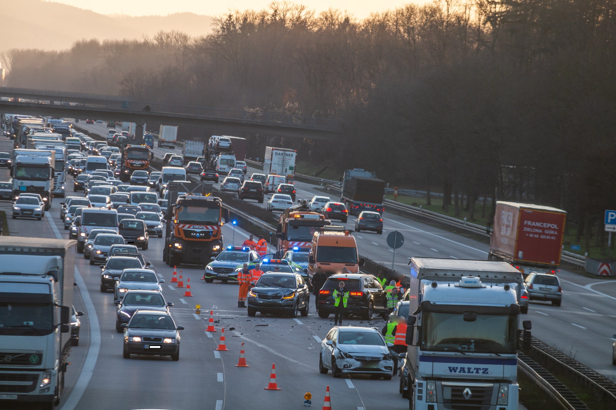 Unfall mit mehreren Autos und Lkw bei Weingarten: Autos krachen auf der A5 ineinander - Region