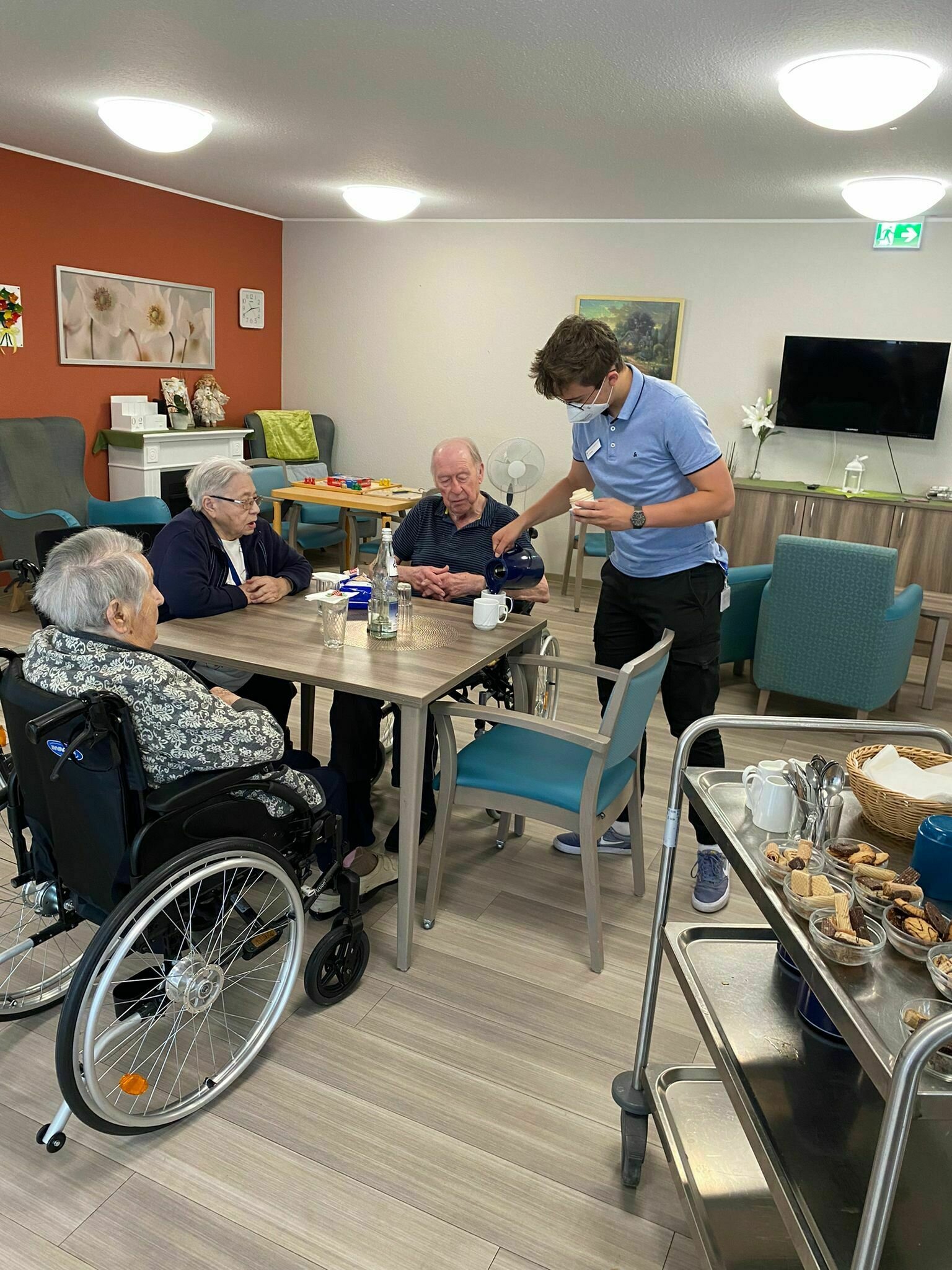 BSH-Studenten engagieren sich im Altenheim: "Positive und wertvolle ...