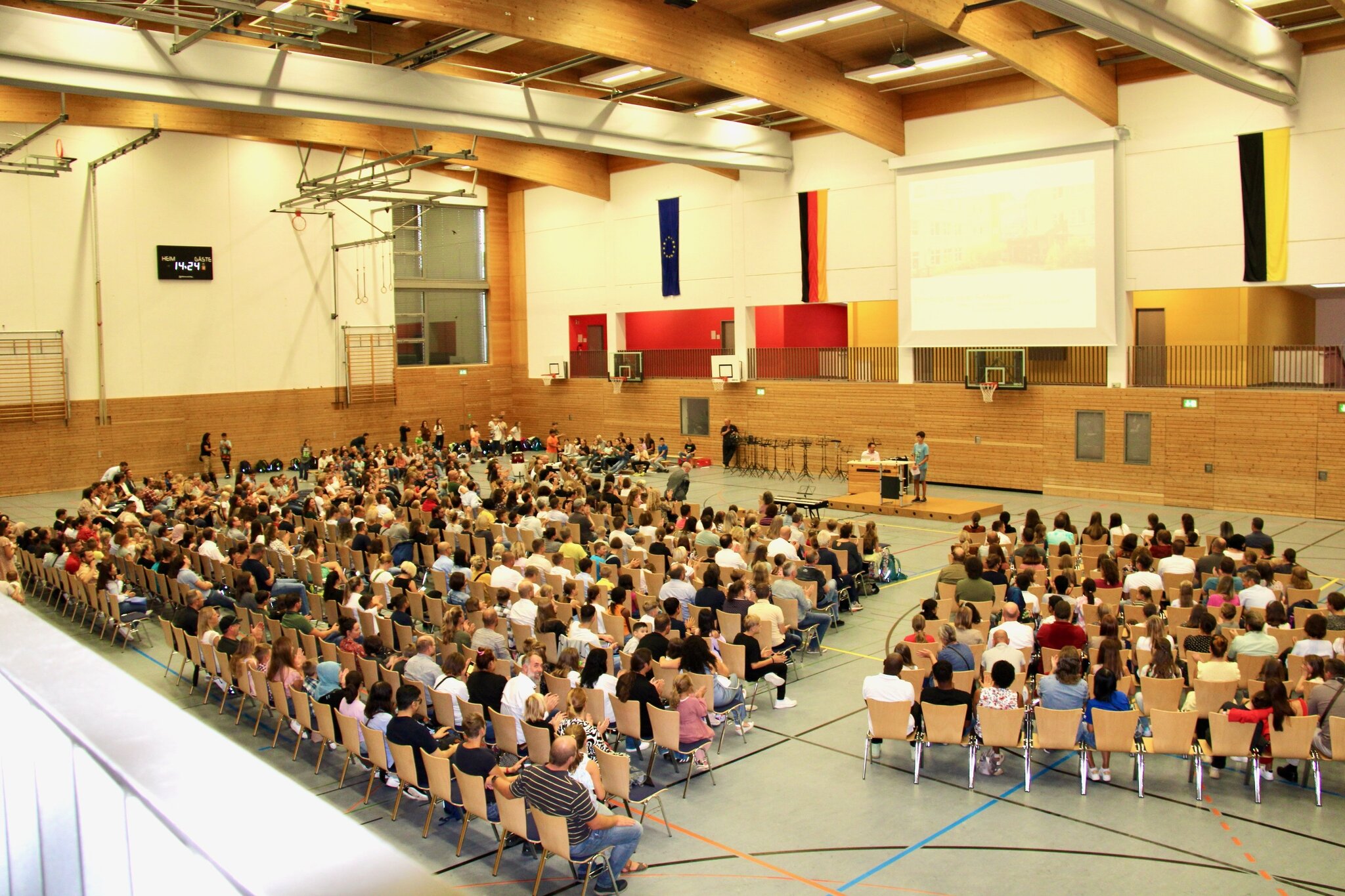 Am Edith-Stein-Gymnasium: Fröhliche Feier zur Begrüßung der neuen ...