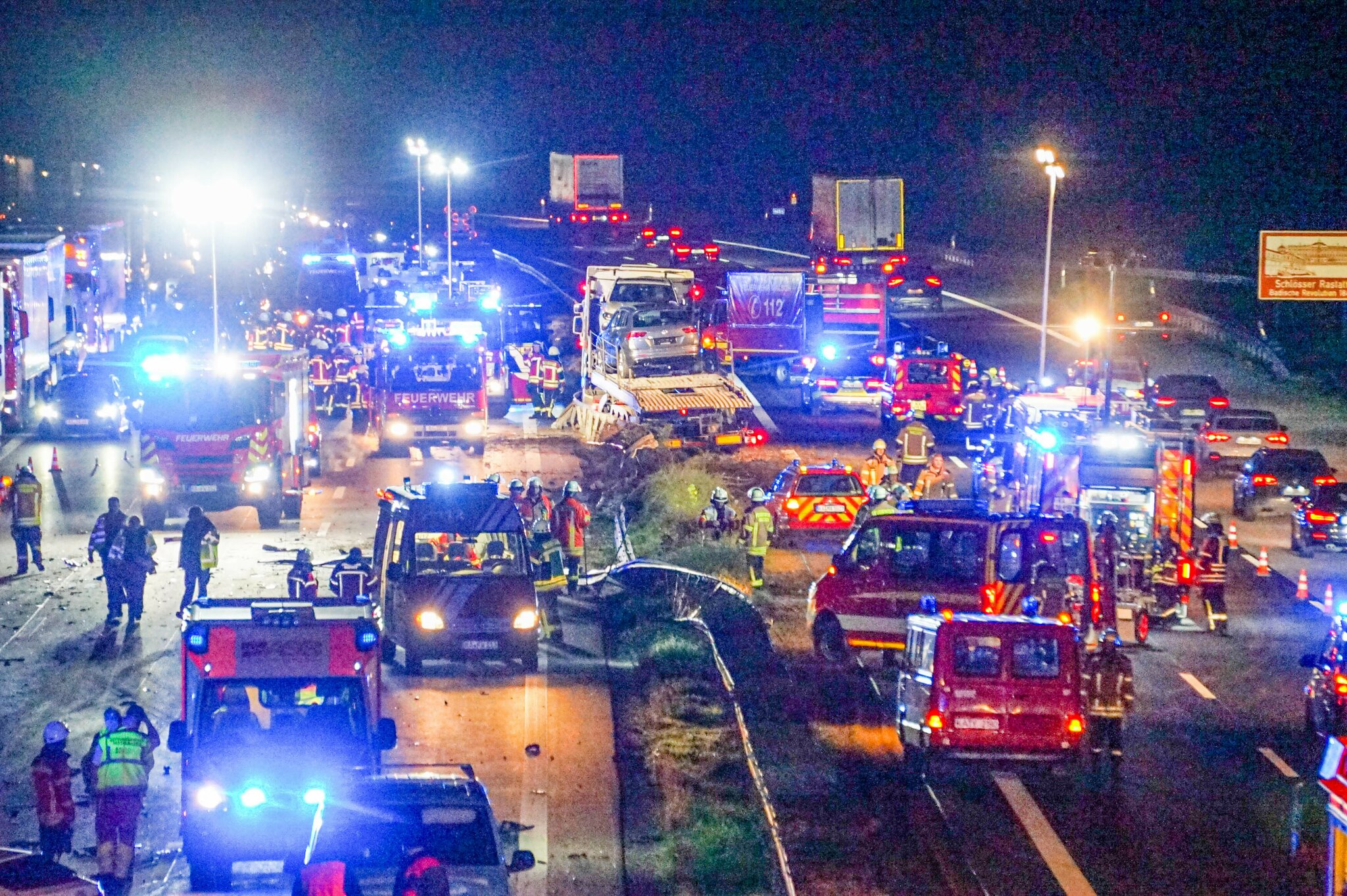 Unfall mit Lkw und mehreren Autos: "Trümmerfeld" auf A5: Lkw schiebt Leitplanke auf Gegenspur ...