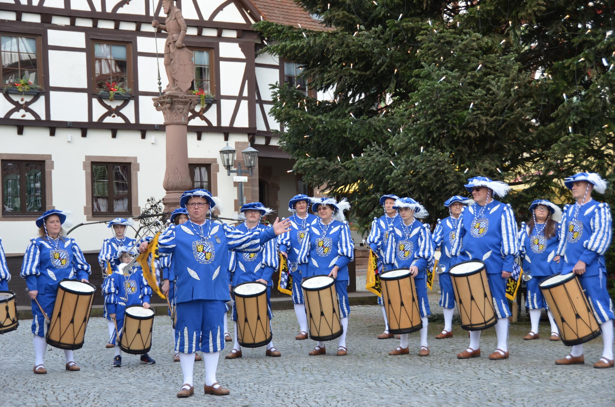 Fanfaren- und Trommlerzug Bretten: Neujahrsspiel auf dem Marktplatz ...