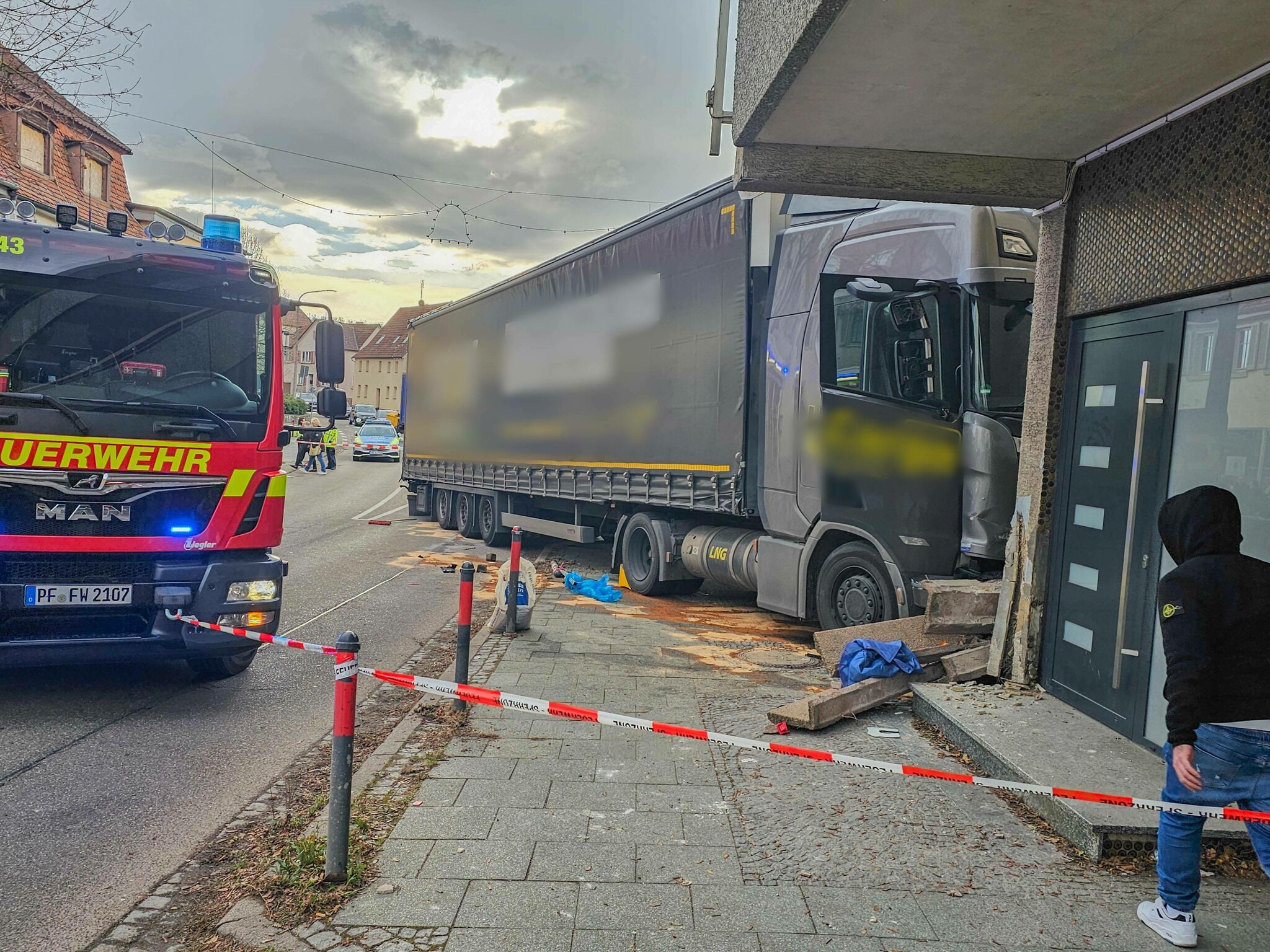 Zwei Verletzte und hoher Sachschaden: Lastwagen prallt gegen Hauswand in Knittlingen - Region
