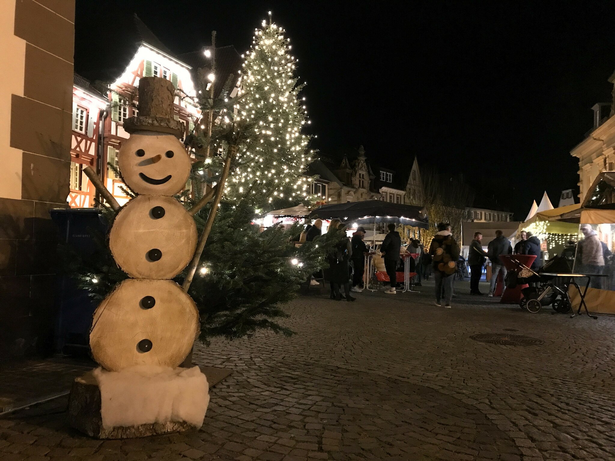 Weihnachtsstimmung auf dem Marktplatz: Brettener Winterzauber ist eröffnet - Bretten