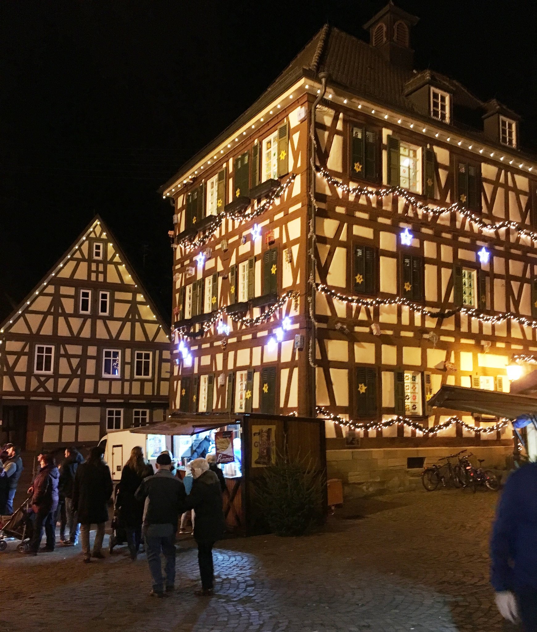 Weihnachtsmarkt in Knittlingen lässt Herzen in der Adventszeit höher ...